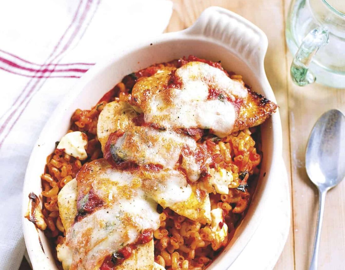 Gegratineerde kip met tomaat en basilicum