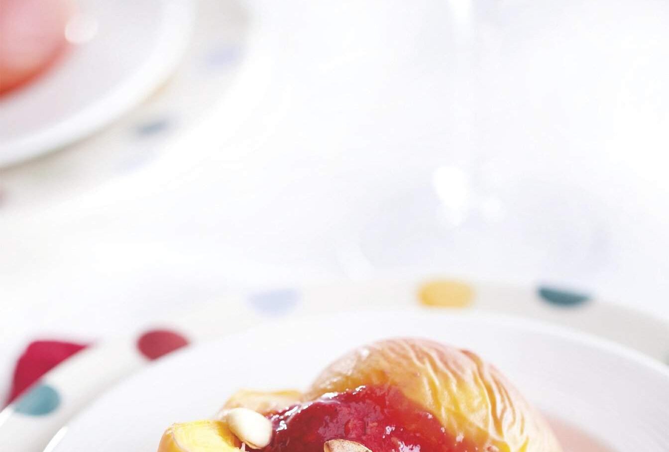 Gepocheerde perzik met frambozenpuree