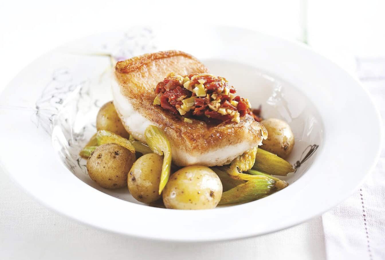 Roodbaars met gebakken bleekselderij en krieltjes