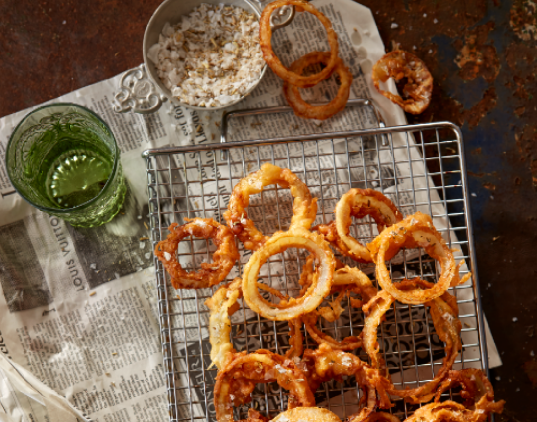 Krokante uienringen - foodies magazine