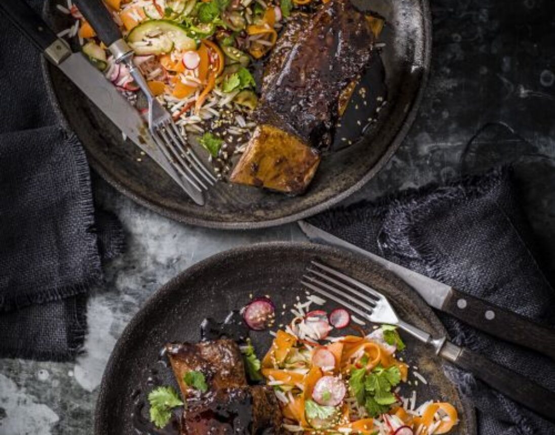 Teriyaki short ribs met rijst en gepickelde groenten