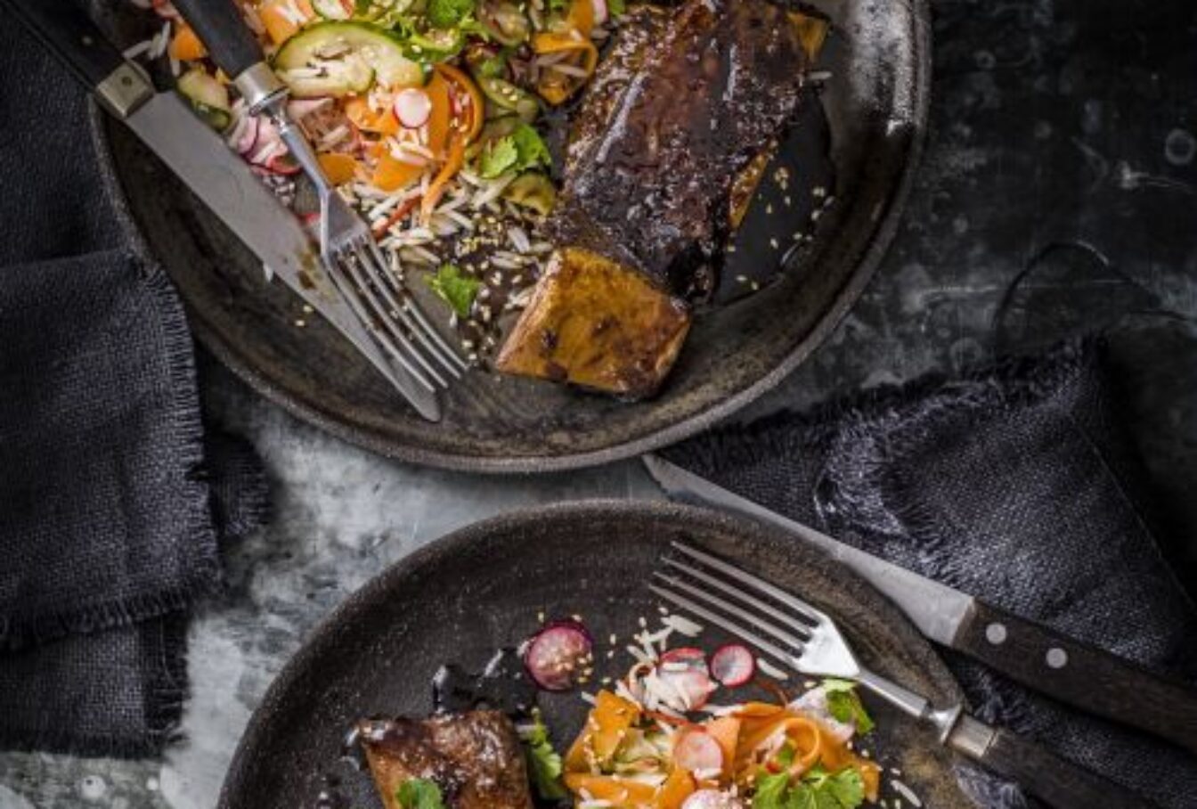 Teriyaki short ribs met rijst en gepickelde groenten