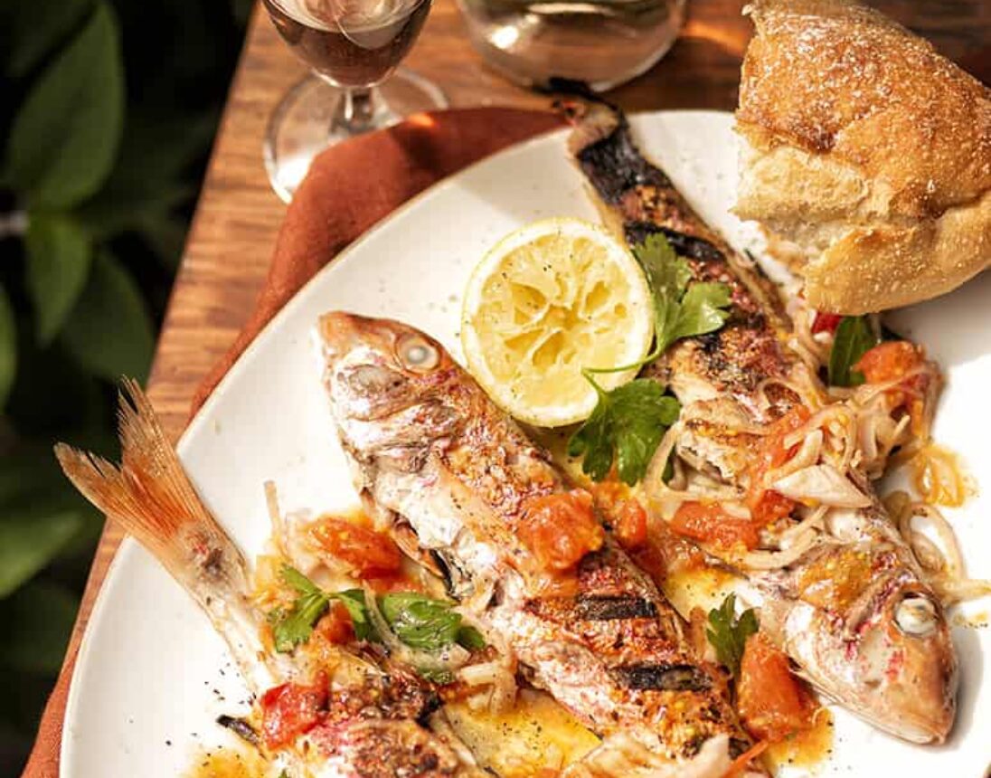 Rode mul met antiboise van gegrilde tomaat