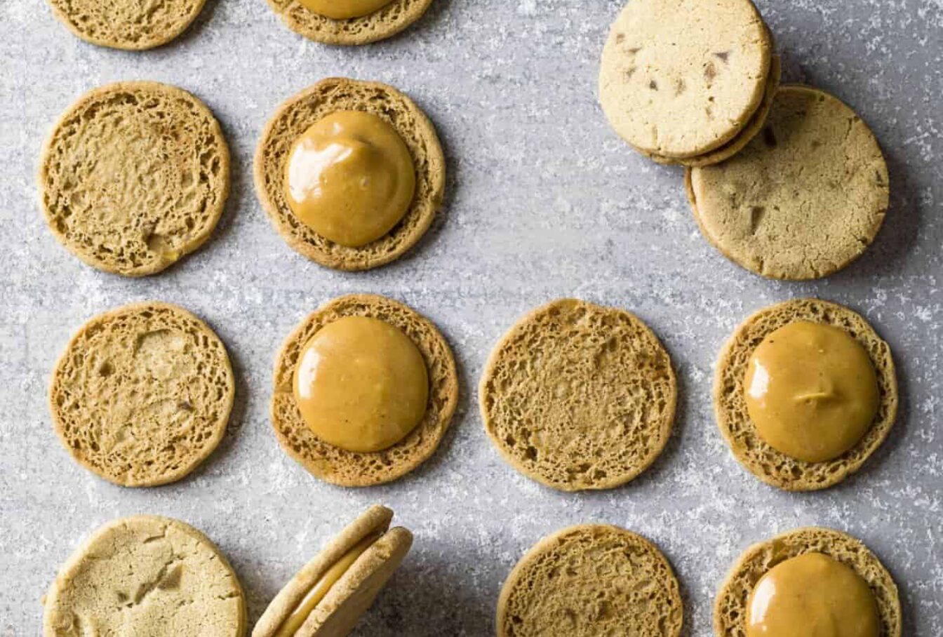 Gemberkoekjes met gekaramelliseerde wittechocoladeganache