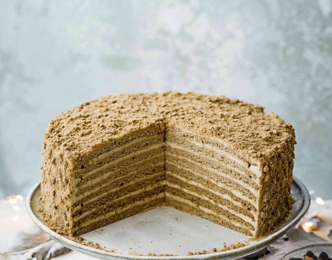 Russische honingcake met karamelglazuur