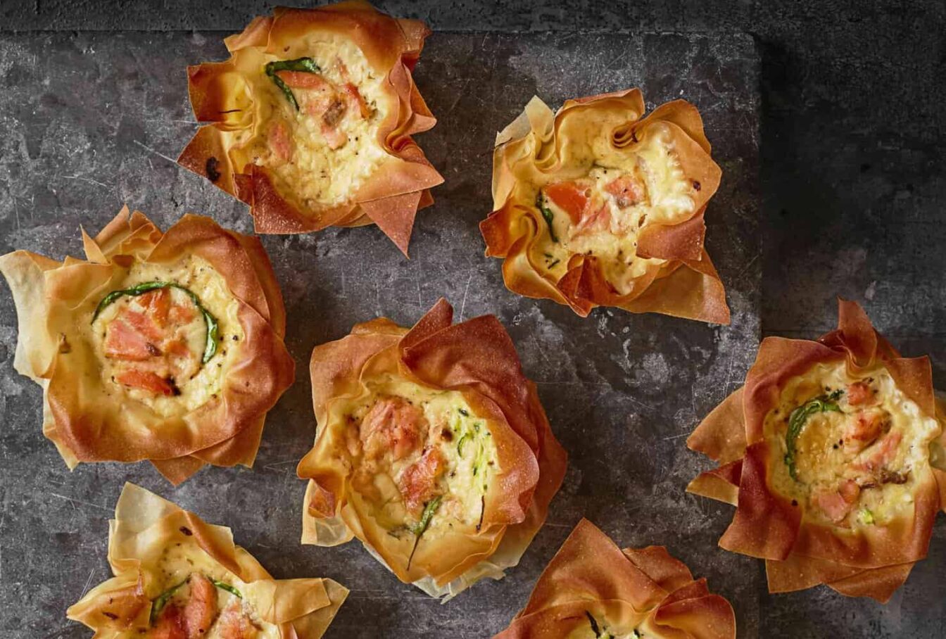 Mini-quiches met gerookte zalm en courgette