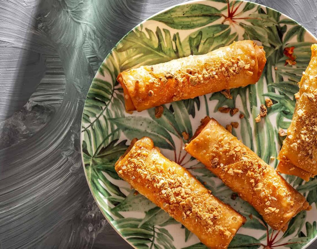 Miniloempia’s met halloumi en feta-yoghurtdip