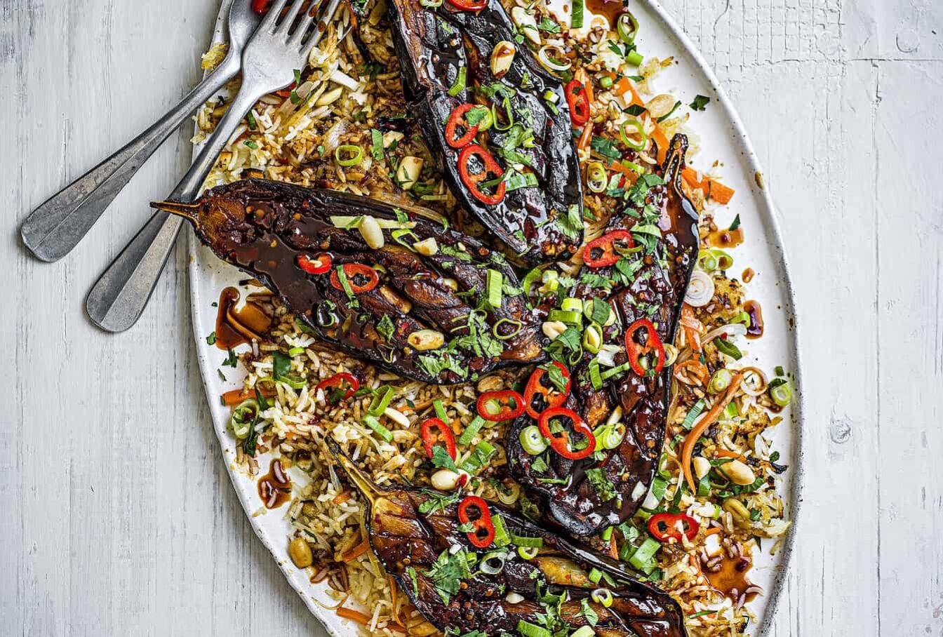 Sticky aubergine & fried rice met gember en pinda’s