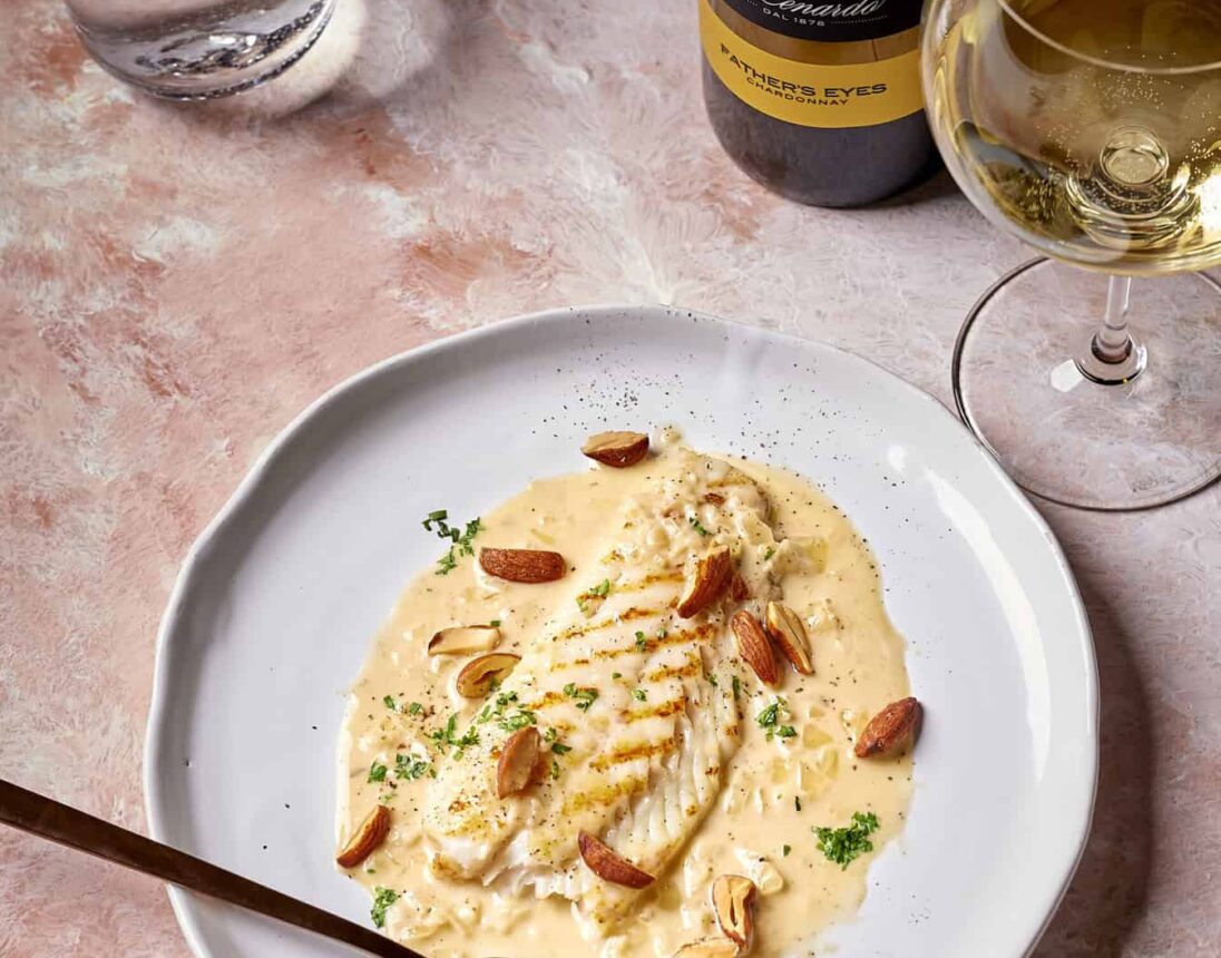 Gegrilde tarbot met botersaus, peterselie en amandelen