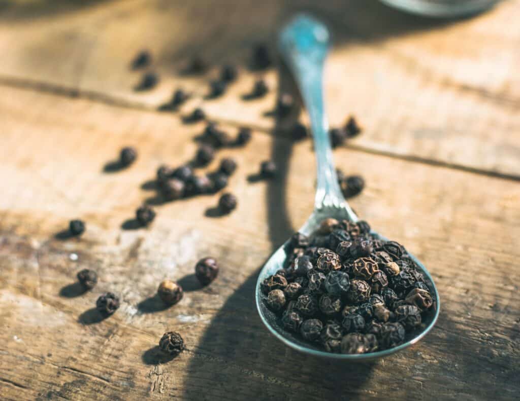 Wat is het verschil tussen witte en zwarte peper? - Foodies