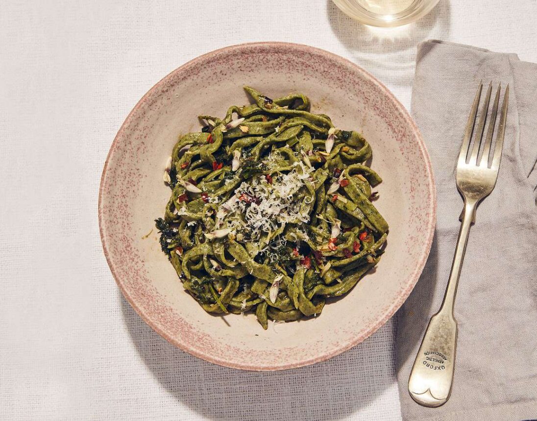 Wilde tagliatelle van brandnetel ‘aglio e olio’ met zuring en klaver