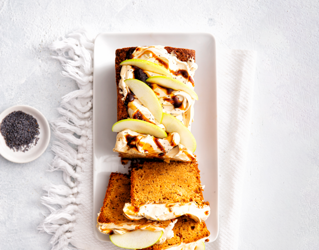 Maanzaad-appelcake met appelstroop-roomkaastopping