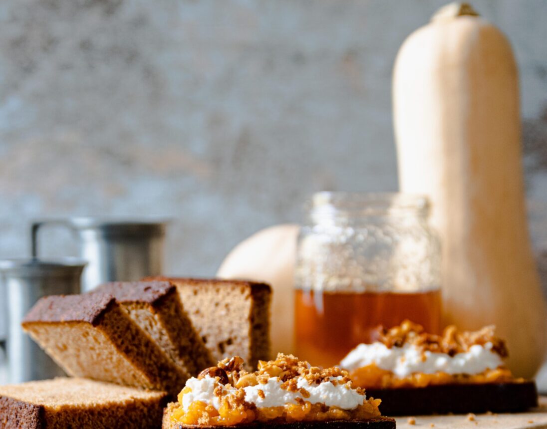 Toast van ontbijtkoek met ricotta en pompoenpuree
