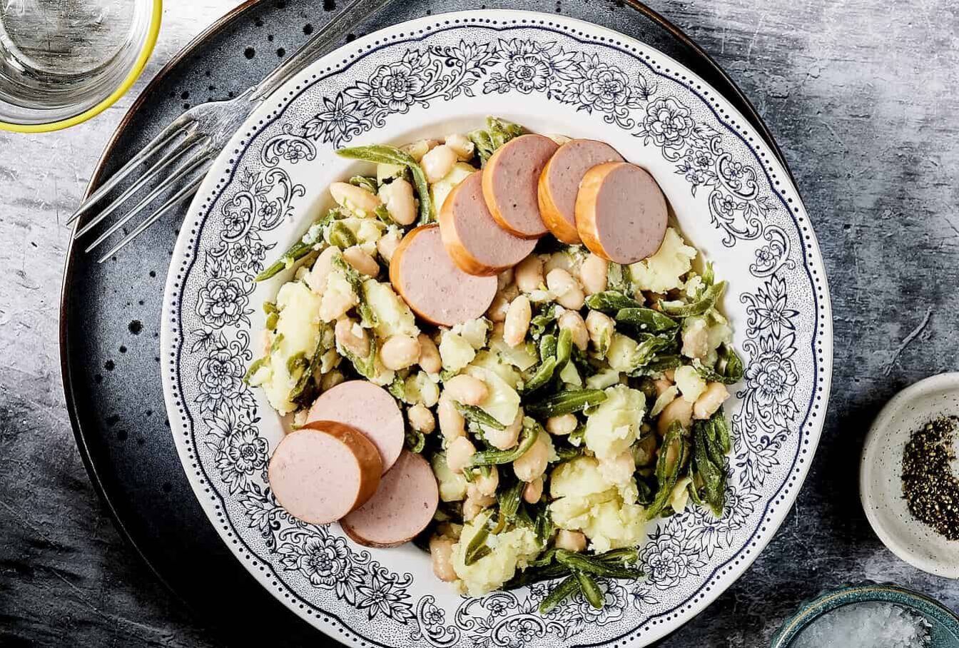 Blote billetjes in het gras met rookworst