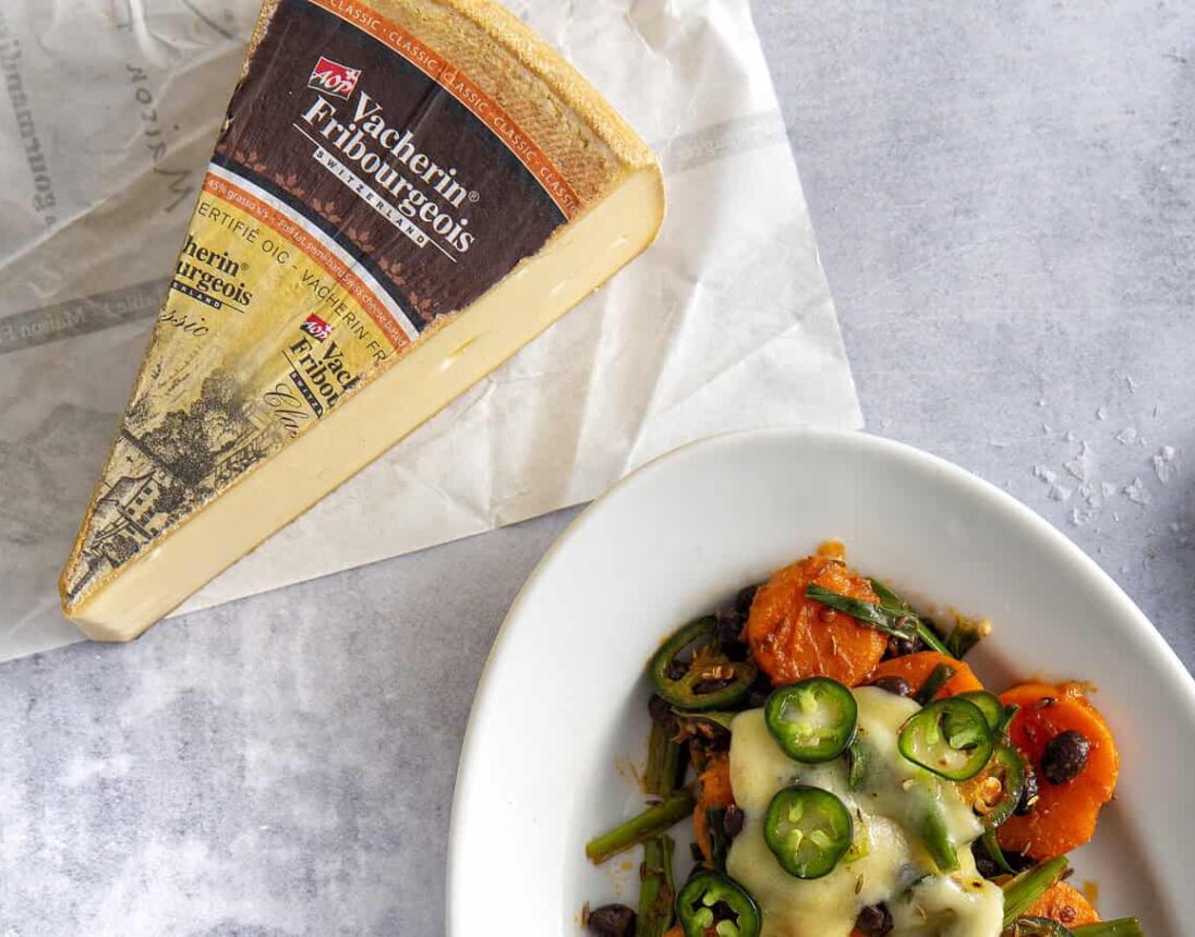 Spicy zoete aardappels met zwarte bonen en raclette van Vacherin ...