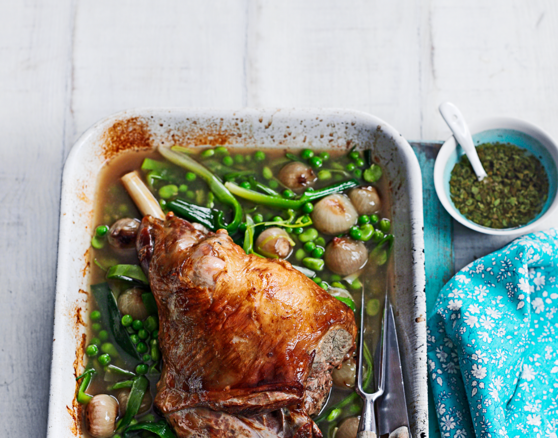 Langzaam gegaarde lamsbout met jonge groente