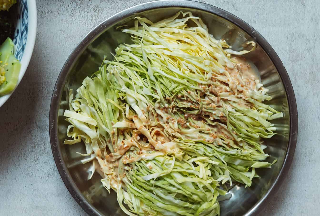 Spitskool met sesamdressing