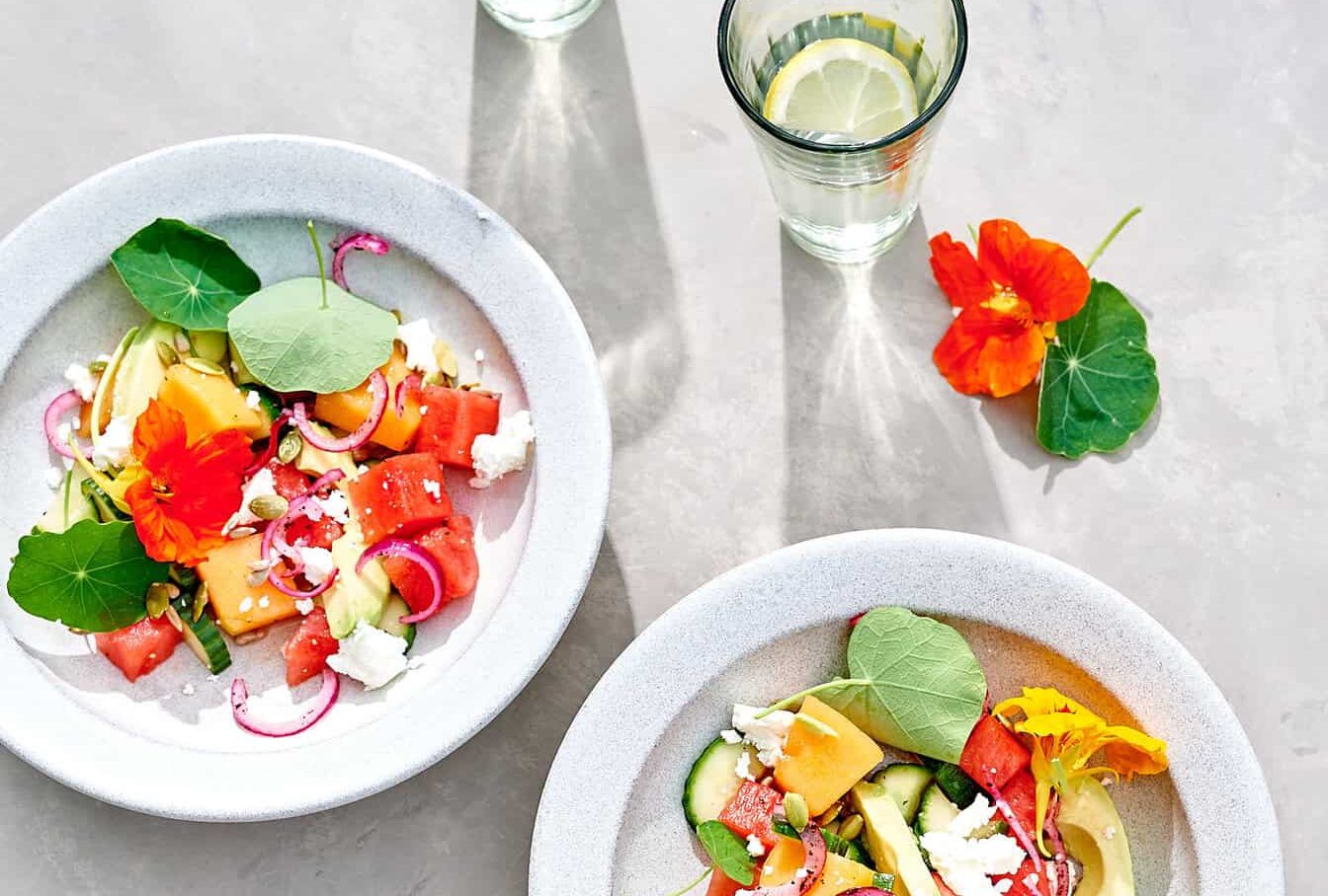 Hittegolfsalade met meloen, komkommer, avocado, feta en sumak-ui