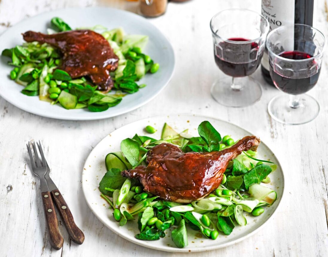 Sticky duck met komkommer- lente-uisalade