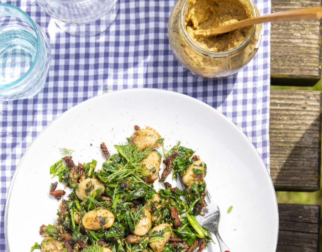 Boontjes met mosterd, spek en kruiden