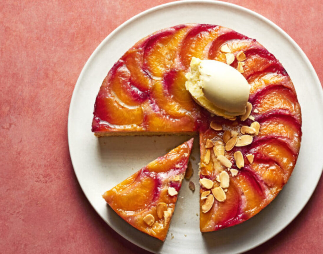 Perzikcake met clotted cream