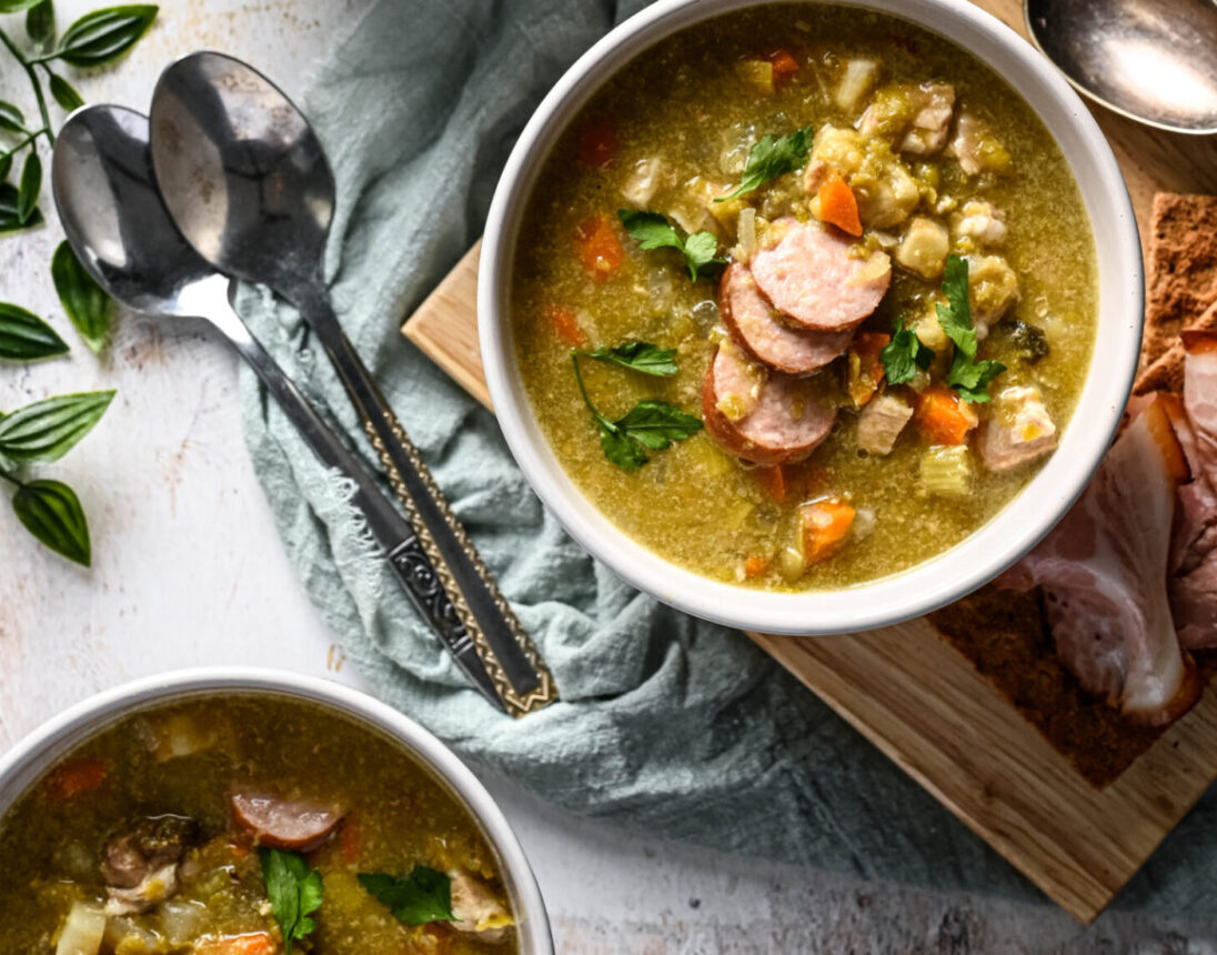 Erwtensoep uit de slowcooker met rookworst