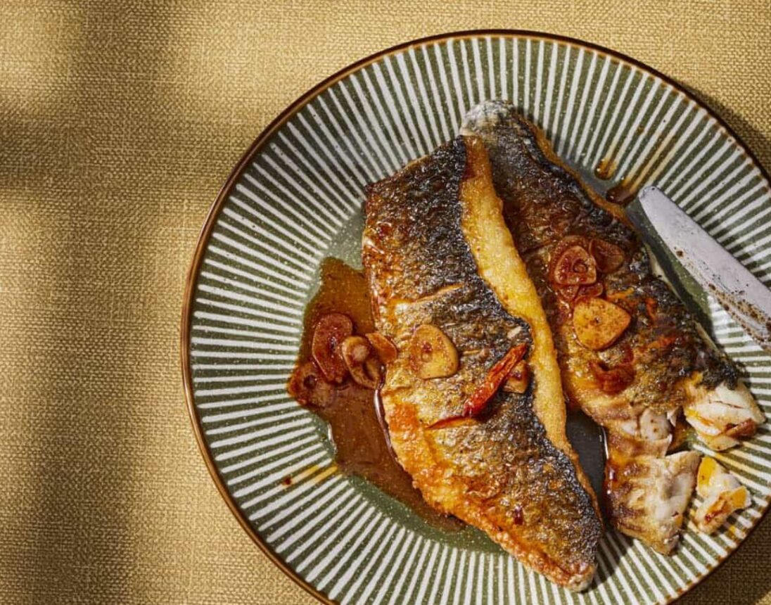 Gebakken zeebaars in pittige knoflookolie