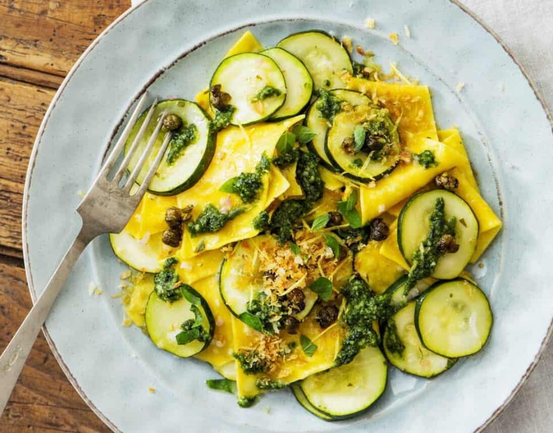 Pasta met gemarineerde courgette, pesto en gebakken kappertjes