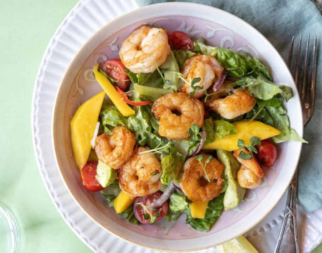 Salade met scampi en mango